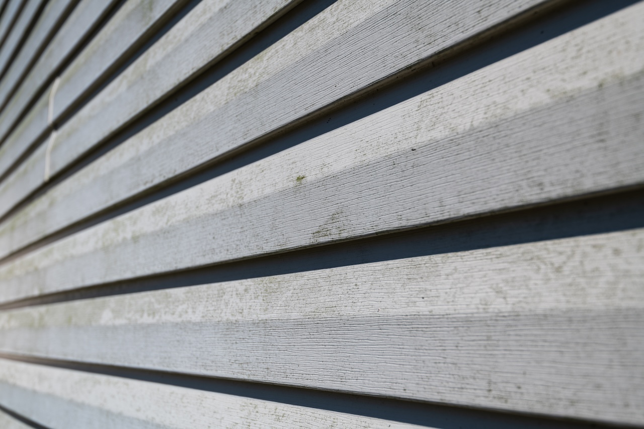 Cleaning Soot Off Vinyl Siding: Easy and Effective Tips